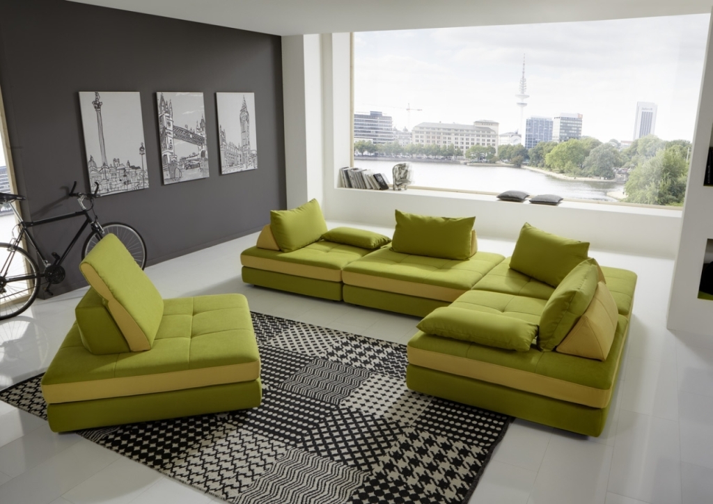 Dopřejte si v obývacím pokoji pohodlí na velké sedací soupravě ...